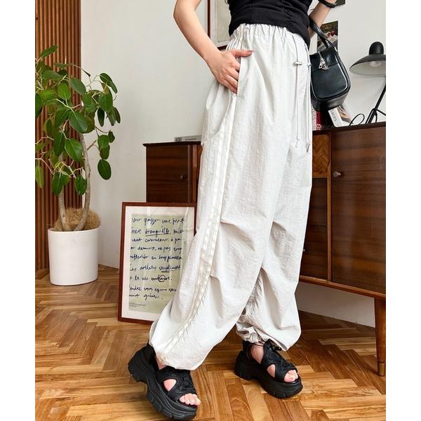 『セール実施中』ZOZO問い合わせ番号:78160911ショップ:moment+，モーメントプラスブランド:moment+，モーメントプラス商品名:ナイロンパラシュートサイドラインパンツカテゴリ:パンツ>その他パンツブランド品番:mt...