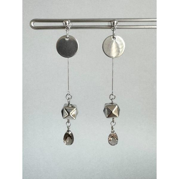 ※このアイテムは返品・交換対象外商品です。ZOZO問い合わせ番号:85801887ショップ:TONE，トーンブランド:tone，トーン商品名:【Withy】揺れる華奢ワイヤーと天然石スモーキークォーツのピアス / Grau (グラウ)(MA...