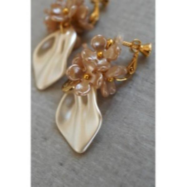 ZOZO問い合わせ番号:89105928ショップ:VIBGYOR，ヴィブジョーブランド:VIBGYOR，ヴィブジョー商品名:【Agaro】No.384　k16gp フラワー　ゴールド(MA)カテゴリ:アクセサリー>イヤリングブランド品...