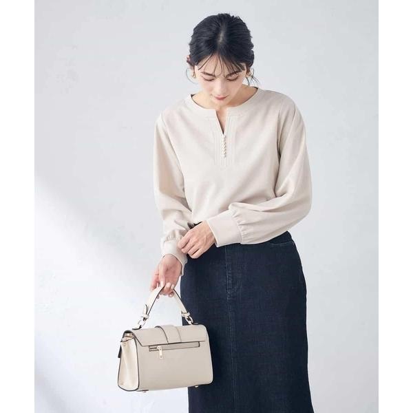 『セール実施中』ZOZO問い合わせ番号:91578117ショップ:a.v.v，アー・ヴェ・ヴェブランド:a.v.v，アーヴェヴェ商品名:パール調付スリットネックトップスカテゴリ:トップス>Tシャツ/カットソーブランド品番:K2KDA-...