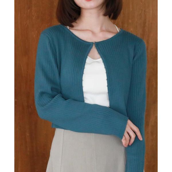 『セール実施中』参考価格：5，940円発売時期：2023年08月コンディション：C（やや使用感あり）使用感があり、やや気になる傷や汚れがあるアイテム全体的：色あせ参考商品名：シルバーパールコンパクトリブニットカーディガン参考品番：236-1...