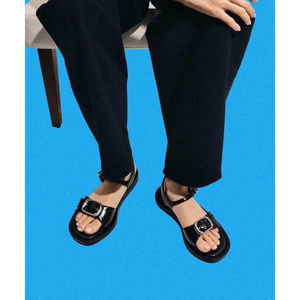 ZOZO問い合わせ番号:93662110ショップ:CHARLES &amp; KEITH，チャールズ＆キースブランド:CHARLES &amp; KEITH，チャールズ &amp; キース商品名:バックル フラットフォームサンダルカテゴリ:...