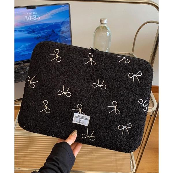 『タイムセール実施中』ZOZO問い合わせ番号:94596964ショップ:VIBGYOR，ヴィブジョーブランド:VIBGYOR，ヴィブジョー商品名:Liaa/リボン柄 PCケース 13インチ A18532カテゴリ:PC・スマホグッズ/家電&g...