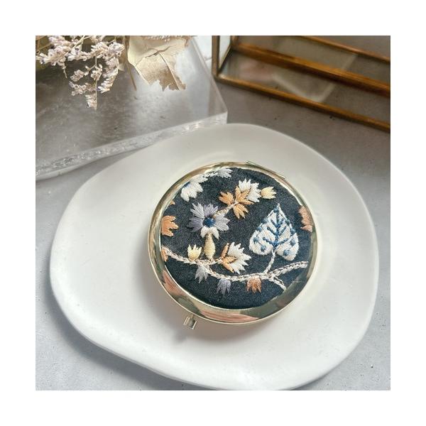 ※このアイテムは返品・交換対象外商品です。ZOZO問い合わせ番号:96600850ショップ:TONE，トーンブランド:tone，トーン商品名:【Lily accessory】インド刺繍コンパクトミラー(MA)カテゴリ:ビューティーグッズ&g...