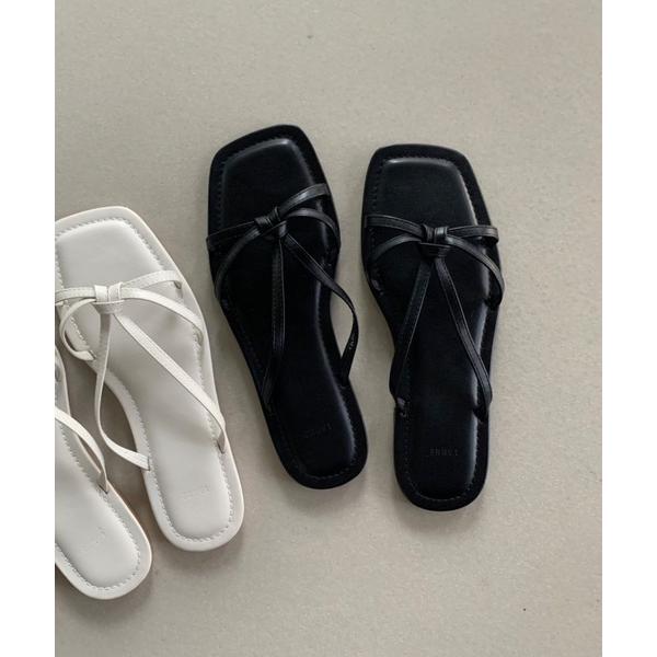 『タイムセール実施中』参考価格：5，940円発売時期：2023年07月コンディション：C（やや使用感あり）使用感があり、やや気になる傷や汚れがあるアイテム全体的：汚れつま先：剥げかかと：擦り減り参考商品名：リボンクロススクエアフラットサンダ...