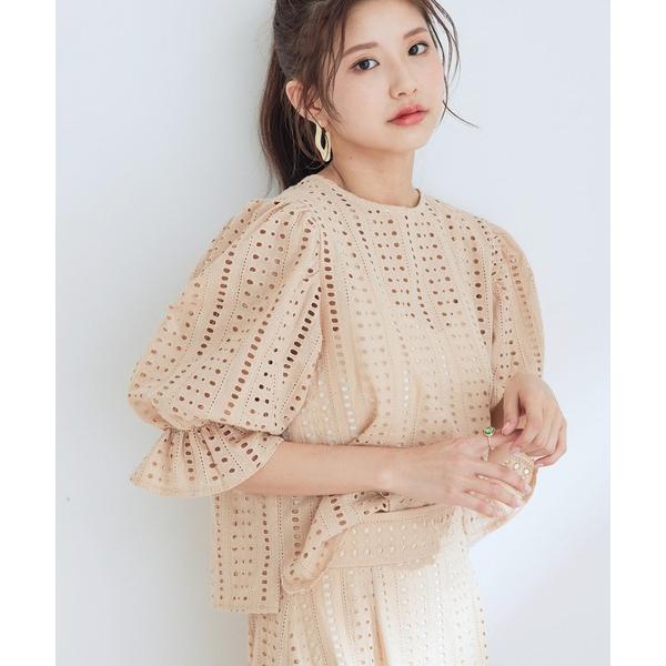 参考価格：3，850円発売時期：2022年02月コンディション：C（やや使用感あり）使用感があり、やや気になる傷や汚れがあるアイテム全体的：保管上のにおいがします。留め具：傷参考商品名：【WEB限定】エンブロイダリーレースボリューム袖ブラウ...