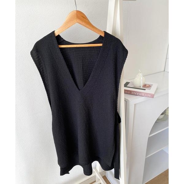 『タイムセール実施中』参考価格：4，499円発売時期：2023年01月コンディション：A（使用感なし）数回使用した程度で使用感が感じられないアイテム参考商品名：《JaVaジャバ コラボ》1枚であか抜け。サイドリボン深Vネックベスト参考品番：...