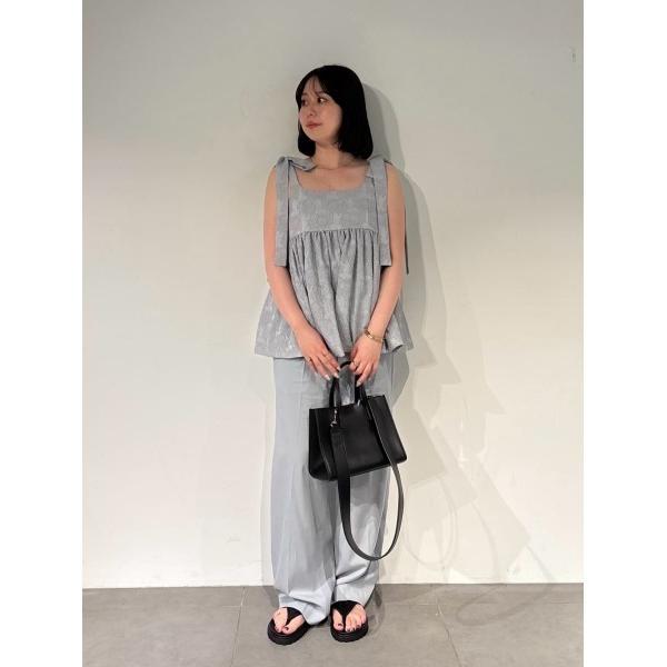 参考価格：19，910円発売時期：2025年04月コンディション：B（目立つ使用感なし）使用感が少ない、または気にならないアイテム全体的：色あせ参考商品名：【セットアイテム】【ウォッシャブル】ペプラムブラウス×ワイドパンツSET UP参考品...