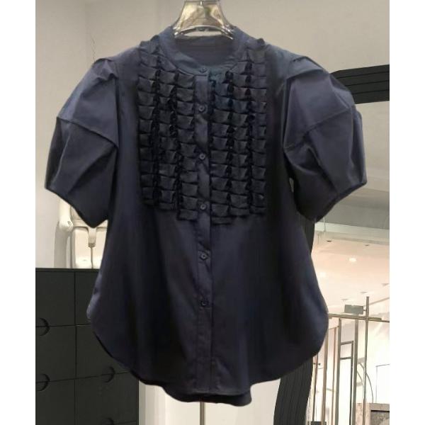 『タイムセール実施中』参考価格：8，250円発売時期：2025年01月コンディション：B（目立つ使用感なし）使用感が少ない、または気にならないアイテム袖口・すそ周り：色あせ参考商品名：ハイネックタックフリルストライプ半袖前ボタンシャツ参考品...