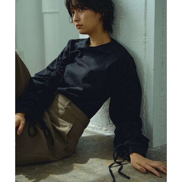 『セール実施中』参考価格：5，940円発売時期：2023年08月コンディション：B（目立つ使用感なし）使用感が少ない、または気にならないアイテム首周り・袖口：色あせ参考商品名：シャーリングロングスリーブT-シャツ参考品番：221-561-2...