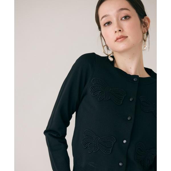 『セール実施中』ZOZO問い合わせ番号:99381114ショップ:Rose Tiara，ローズティアラブランド:Audie a Muses，オーディアミューズ商品名:フラットリボンモチーフ付きカーディガンカテゴリ:トップス>カーディガ...
