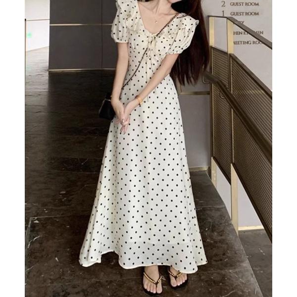 『セール実施中』参考価格：6，490円発売時期：2025年05月コンディション：S（新品同様）タグ付きの未使用、または新品同様のアイテム付属品：タグ参考商品名：フレア衿水玉ロングワンピース参考品番：CAD2505209【商品に関する注意事項...