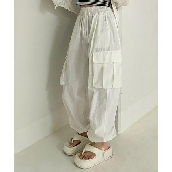 『セール実施中』参考価格：6，600円発売時期：2023年05月コンディション：A（使用感なし）数回使用した程度で使用感が感じられないアイテム参考商品名：[BELLIDE MADE] ミルクナイロン2wayワイド＆ジョガーカーゴパンツ参考品...