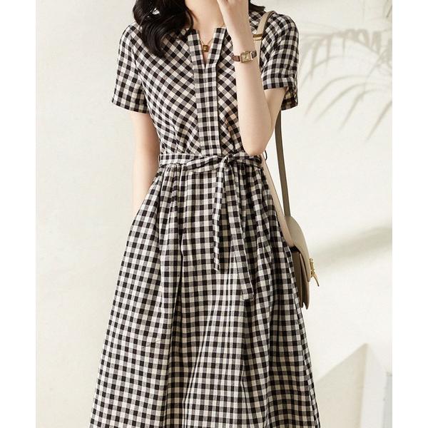 『セール実施中』参考価格：3，960円発売時期：2023年02月コンディション：B（目立つ使用感なし）使用感が少ない、または気にならないアイテム首周り：汚れ付属品：ベルト参考商品名：ギンガムチェック柄キーネックワンピース　共布ベルト付き参考...