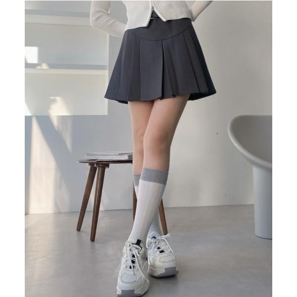 『セール実施中』参考価格：4，789円発売時期：2023年12月コンディション：B（目立つ使用感なし）使用感が少ない、または気にならないアイテム付属品：型崩れ付属品：ベルト参考商品名：ベルト付き ラウンド切り替え ハイウエスト プリーツスカ...