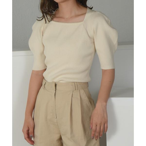 『タイムセール実施中』参考価格：6，930円発売時期：2023年05月コンディション：A（使用感なし）数回使用した程度で使用感が感じられないアイテム参考商品名：puff sleeve square neck knit参考品番：1232240...