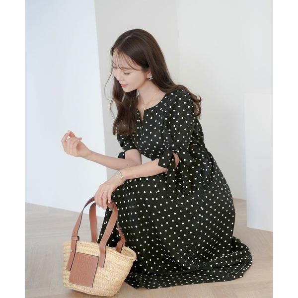 参考価格：12，650円発売時期：2025年03月コンディション：A（使用感なし）数回使用した程度で使用感が感じられないアイテム参考商品名：ドット柄 フロントファスナー 袖リボン ワンピース le reve vaniller参考品番：lvn...