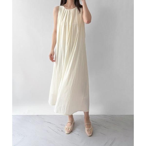 『セール実施中』参考価格：4，950円発売時期：2025年06月コンディション：S（新品同様）タグ付きの未使用、または新品同様のアイテム付属品：タグ参考商品名：【on:nue】プリーツノースリーブサマーワンピース参考品番：0525-03-0...