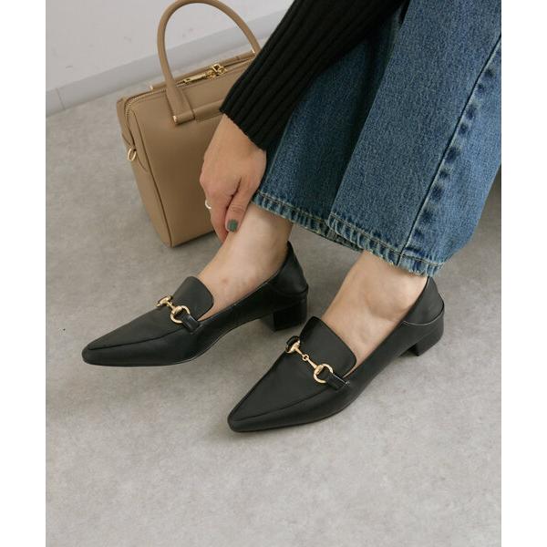 『セール実施中』参考価格：15，400円発売時期：2024年08月コンディション：D（傷・汚れあり）傷や汚れがあるが使用には問題ないアイテムかかと：履きジワつま先：破れ参考商品名：【オンオフ兼用】ポインテッド2WAYビットローファー2参考品...