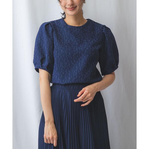 『タイムセール実施中』参考価格：26，400円発売時期：2023年03月コンディション：A（使用感なし）数回使用した程度で使用感が感じられないアイテム参考商品名：フラワーふくれジャガードクルーネック半袖ブラウス参考品番：10-31-04-0...
