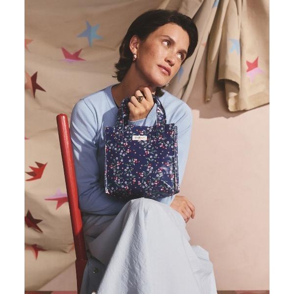 ZOZO問い合わせ番号:100819060ショップ:Cath Kidston，キャス キッドソンブランド:Cath Kidston，キャスキッドソン商品名:スモール ブックバッグTrailing Star Sprigsカテゴリ:バッグ&gt...