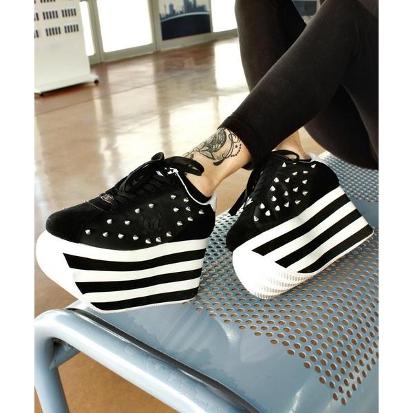 ZOZO問い合わせ番号:100896280ショップ:Jeffrey Campbell，ジェフリーキャンベルブランド:Charla Tedrick，チャーラテドリック商品名:スタッズ ストライプ厚底スニーカーカテゴリ:シューズ>スニーカ...