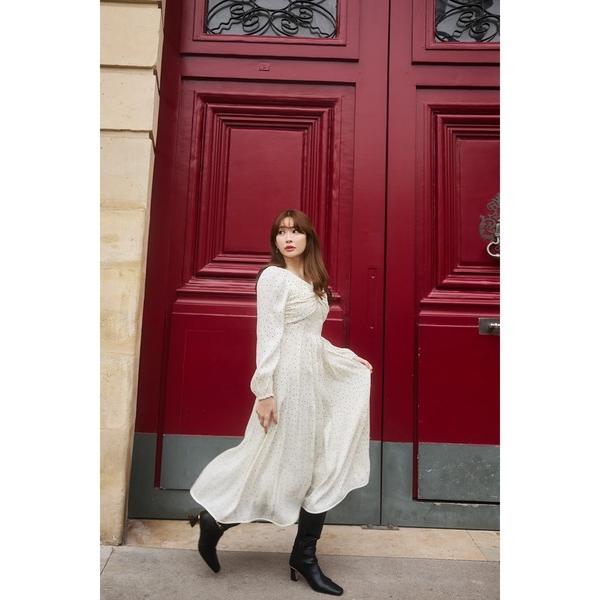 『セール実施中』参考価格：26，000円発売時期：2024年12月コンディション：D（傷・汚れあり）傷や汚れがあるが使用には問題ないアイテム後身頃：汚れすそ周り：破損参考商品名：Moon Glow Dot Pleated Dress参考品番...