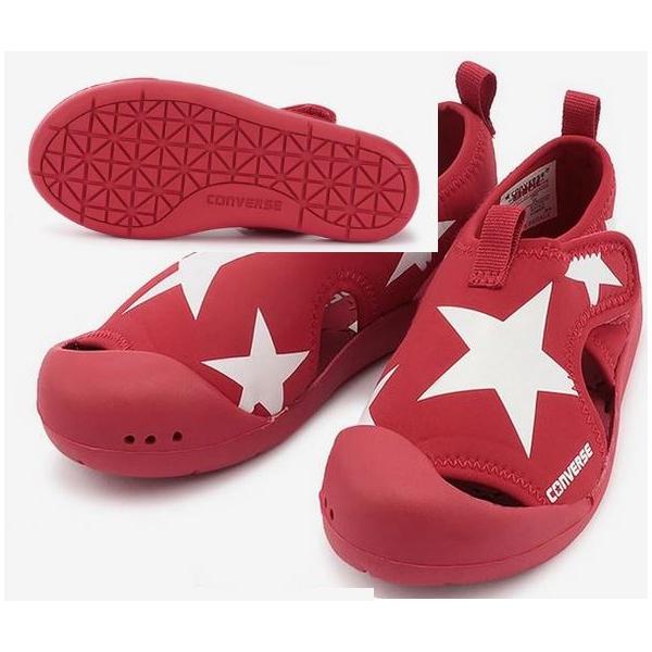 水辺にも街履きにも多彩なシーンで活躍する、キッズ向けサンダルモデル。通気性と速乾性に優れたネオプレーン素材をアッパーに採用。アウトソールには水抜き穴があり、星柄にエンボス加工したE.V.A.フットベッドは水はけの良い仕様。脱ぎ履きしやすい両...