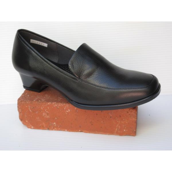 『オシャレで履きやすい靴』で定評のナインティナインの新作パンプス。足の動きに合わせて曲がる屈曲性抜群のアウトソールとクッション性抜群のインソールで快適な履き心地をお約束。ヒールはコツコツと音がしにくい静音ヒール。アウトソールは濡れた路面でも...