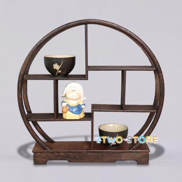 爆買マホガニー製の高級感ある飾り棚：高級家具などに使われるマホガニーで作られた丸型の飾り棚です。マホガニーならではの赤茶色と濃い茶色の美しい木目が目を引きます。味わいのある手作りで、存在感のあるインテリアです。7つの飾りスペースを活かしてお...