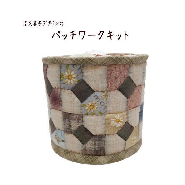 ◆サイズ：約12.8×13.8cm（直径×高さ）◆素材・材質−布：綿100％◆セット内容◆布レース作り方説明書実物大型紙ご注意ください※パッチワーク制作キットには、キルト綿・片面接着キルト綿・裏打ち布（捨て布）が含まれていませんので、別途ご...