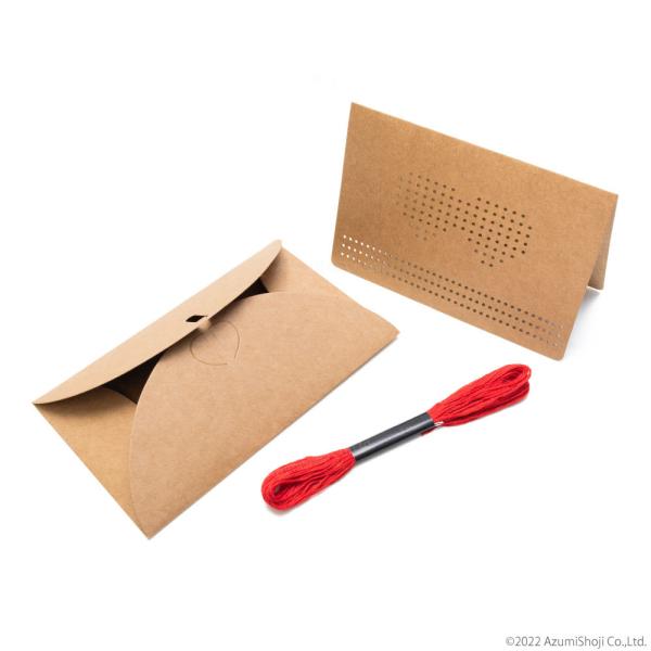 赤いハートの刺繍が2つ出来上がるクラフト紙です！封筒付きなので、バレンタインデーや誕生日プレゼント、クリスマスプレゼントなど、贈り物と一緒にどうぞ！