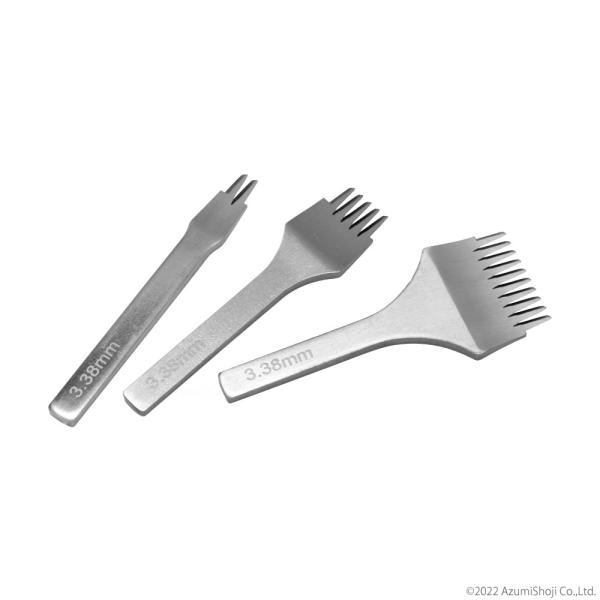 【3本セット】レーザークラフトで革に針を入れる穴が作れるヨーロッパ目打ち3本セットです。ヨーロッパ目打ちは菱目打ちの点ではなく線の為糸の角度が斜めになります。【目数】2、5、10 本【ピッチ（刃先の間）】3.38mm【作業効率良し】目打ちの...