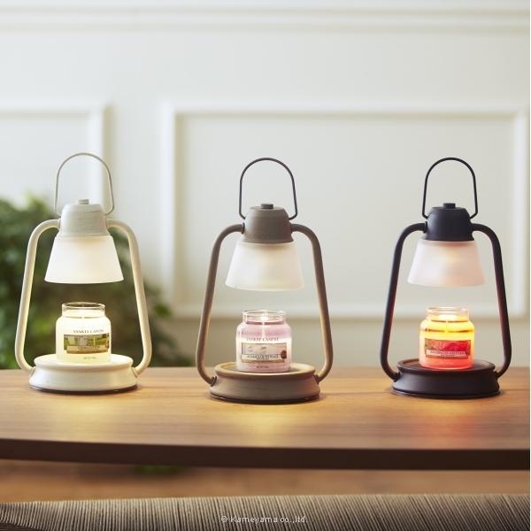 【１】『香る照明』で癒しの空間づくり溶けたキャンドルを透したあかりが柔らかな間接照明に。心地よい香りで快眠やリラックス効果もバツグン。【２】火を灯すよりすばやく香りが広がる。ライト点灯後、ほどなくして香りが広がります。広い空間でもお気に入り...