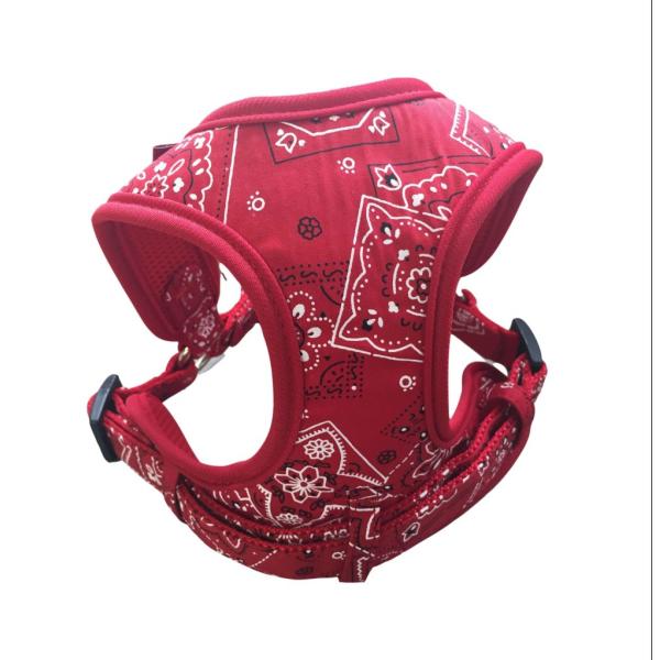 【商品説明】・赤の色のバンダナ柄がとっても可愛い☆・裏地がメッシュなので通気性が良いです☆適応サイズ：首側約45cm：胴側約48〜65cm　※必ずサイズを計測の上、ご注文お願いします。適応犬種：中型犬制限体重：15kgまで※商品タグに付いて...