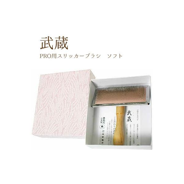 【商品説明】トリマーさん推奨商品！日本国内で手作りで作られる純然たるプロ用のスリッカーです！酷使にも耐えるこだわりの逸品。　プロが選ぶ3つの理由。　(1)サビにくい18-8ステンレス針採用。　(2)極厚ラバー（天然ゴム製）により強度倍増　(...