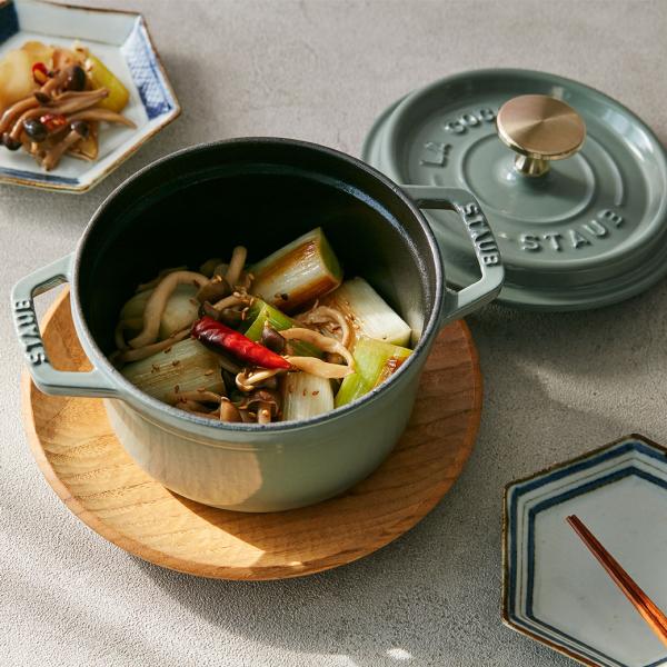 ピコ・ココットは、お料理をもっと美味しくする魔法のお鍋。煮込み・炒め物など日常使いで大活躍。美しいラウンドのフォルムは長年使っても飽きがきません。食材から出る旨味を含んだ蒸気をフタの裏についた“ピコ”がまんべんなく対流させ、食材本来の美味し...