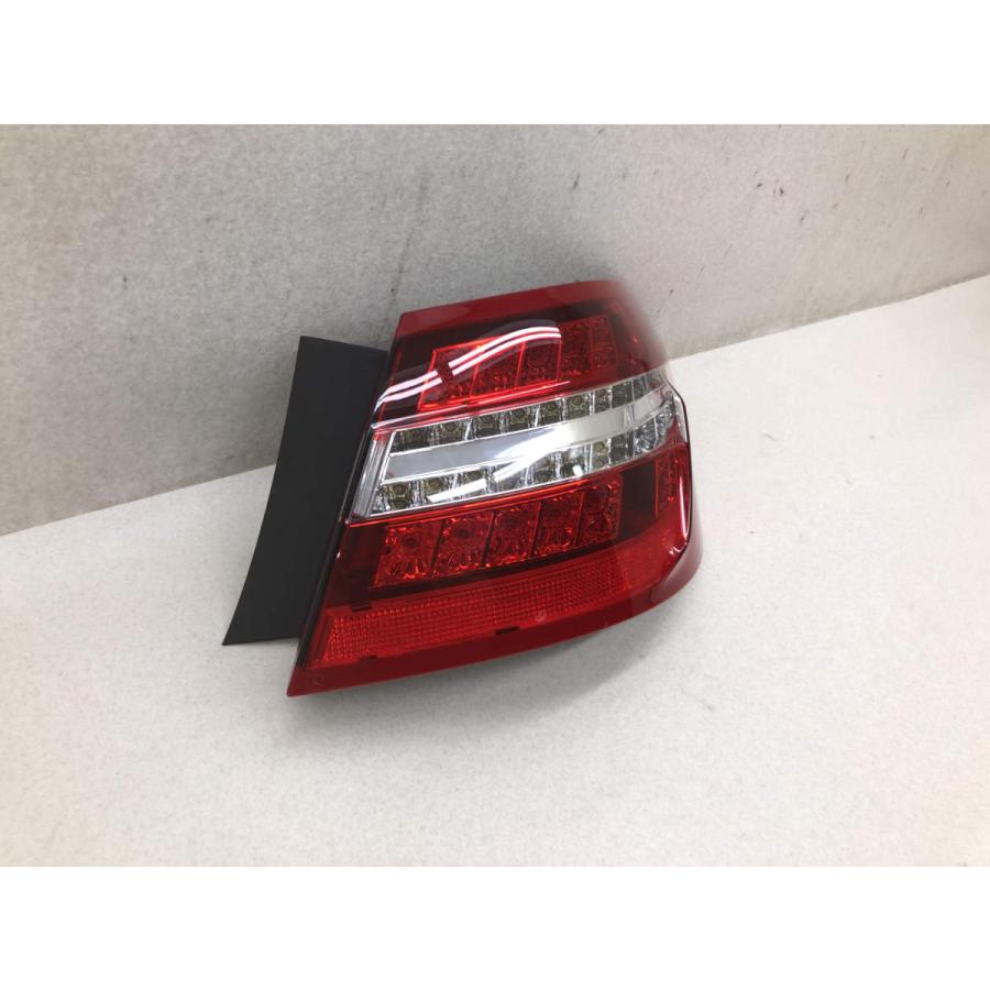 美品 磨き済み 前期 セダン用 ベンツ Eクラス 212 右テールライト A2129060658 : 拓海商事ヤフー店 - 通販 ...