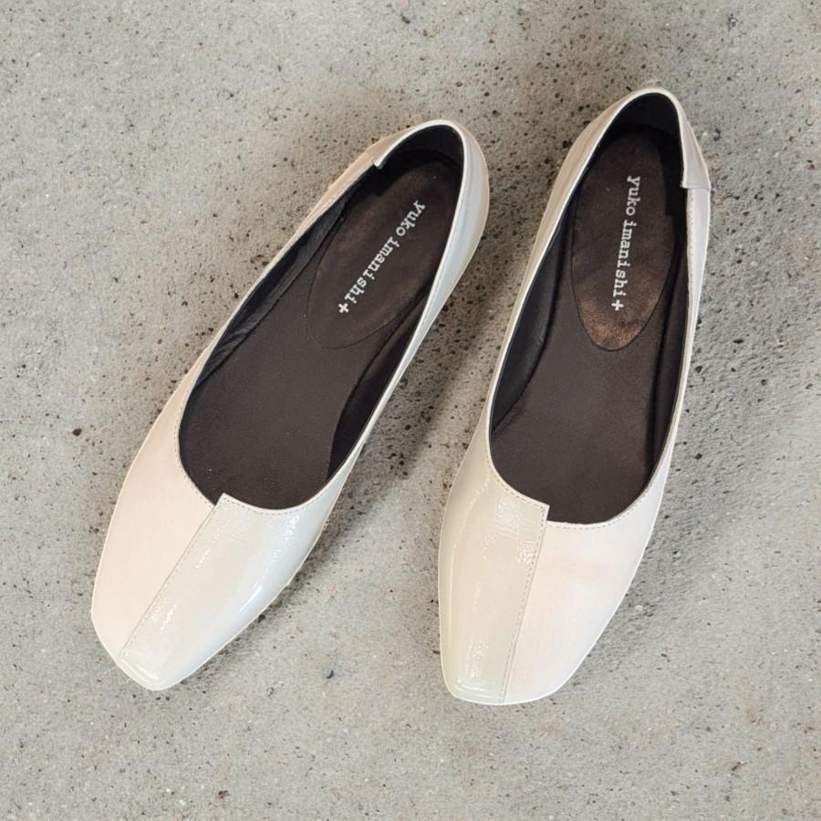 yuko imanishi + 2025春夏新作 imanishi+ ユウコイマニシプラス フラットシューズ スリッポン アイボリー ASAHI コンビ エナメル 本革 靴 711073 iv ...