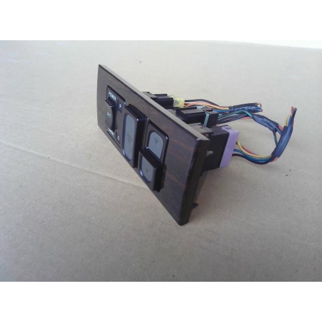 セドリック E-Y31 アンテナスイッチ(4ピンカプラー) 199635 : 000224006269150 : 有限会社尼岡産業ヤフーショップ - 通販 - Yahoo!ショッピング