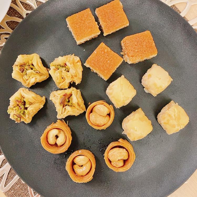 おいしい焼き菓子 バクラヴァ ミックス 215g アラビックスィーツ代表格の ナッツたっぷりパイ 菓子 バクラバ 4種類16個入り 送料無料 ...