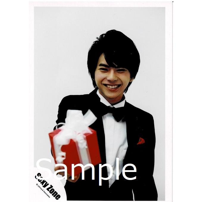 佐藤勝利 Sexy Zone 公式生写真 Spring Tour Sexy Second 2014・衣装黒×白・赤×白箱持ち・背景白 Y