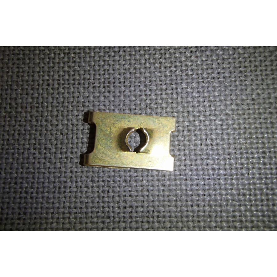 ランドローバー ディフェンダー クリップナット（サンバイザースクリュー他） 302532=79246 社外品 : 旭モータース - 通販 ...