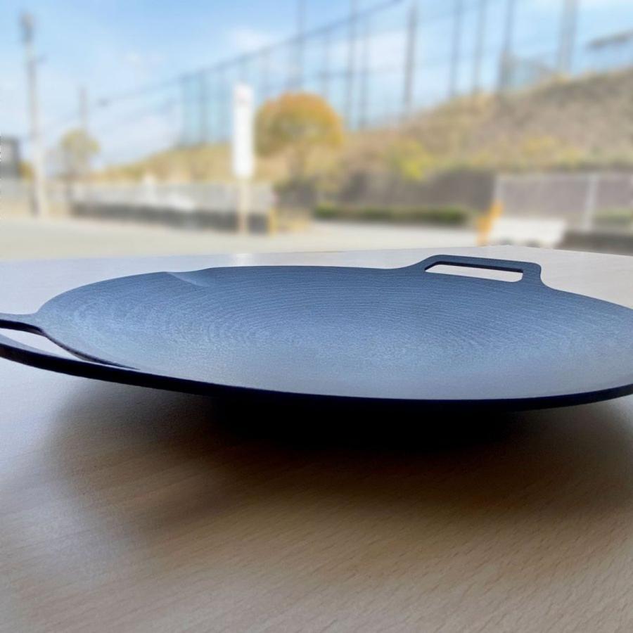 JhQ 鉄板 マルチグリドル 33cm ／ ラウンド鉄板 キャンプ IH対応 シーズニング不要 焦げ付きにくい 直火 焚き火料理 BBQ 新ロゴ : アウトドアショップベースキャンプ - 通販 ...