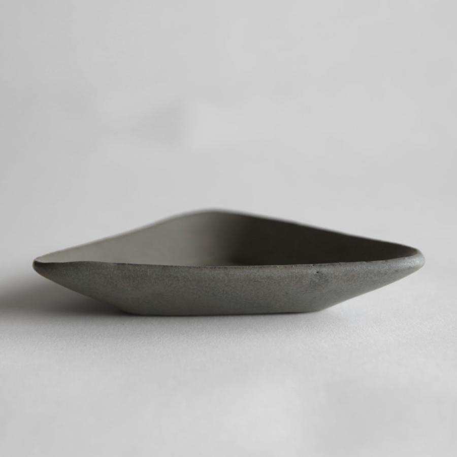 3RD CERAMICS[サードセラミックス] / おつまみ皿 T (チャコール)【和食器/プレート/美濃焼/トライアングル/三角形 ...