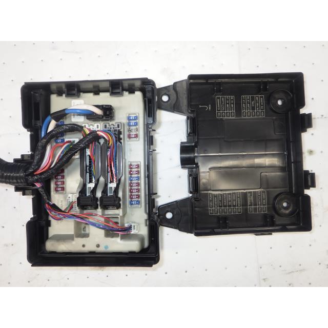 フーガ DAA-HY51 ヒューズボックス : カーパーツ大隅ストア - 通販 - Yahoo!ショッピング