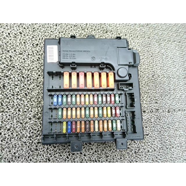 2102011・BMW Z4 E85 BU25 ロードスター 2.5I N52B25A 475 黒色 【ヒューズボックス 室内 ...