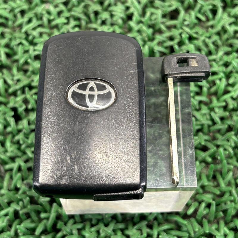 エスクァイア ZWR80【スマートキー/キーレス】89904-28561 89072-28600 H29 トヨタ ZRR80 ESQ005 : 1-240001110602 : カージョーダン ...