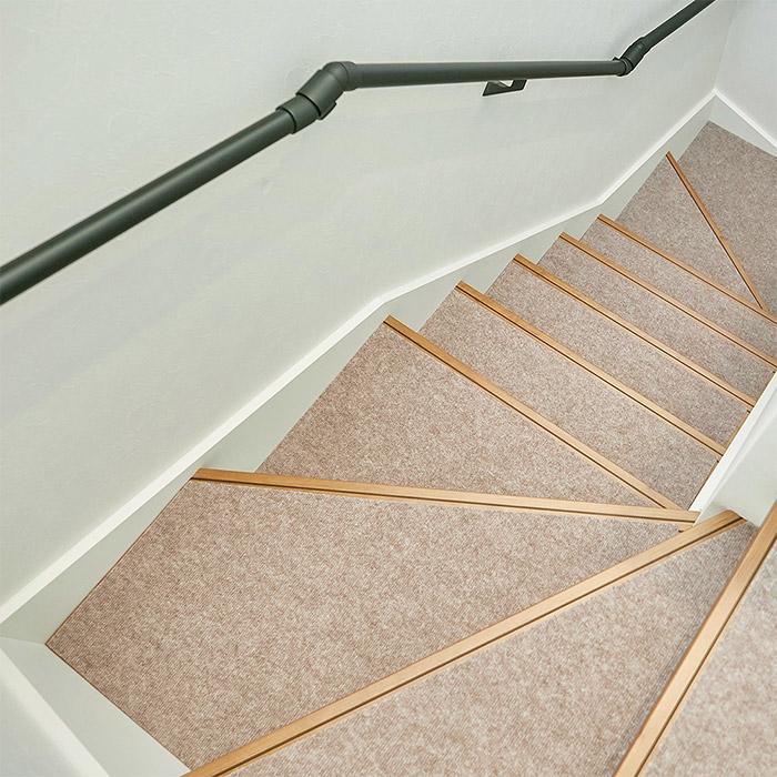 階段マット 90×21 cm 17枚入り 踊り場付き 日本製 吸着 滑り止め 洗える 消臭 フリーカット 階段用 ペット DIY マット 送料無料 : n-stairmat17-9021 ...