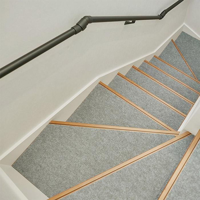 階段マット 90×21 cm 17枚入り 踊り場付き 日本製 吸着 滑り止め 洗える 消臭 フリーカット 階段用 ペット DIY マット 送料無料 : n-stairmat17-9021 ...